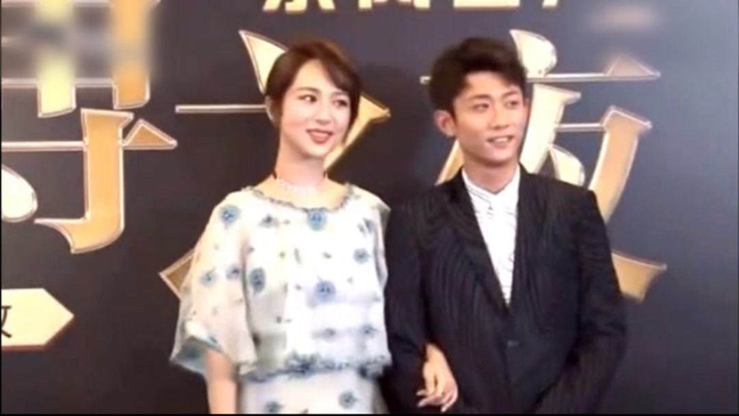 杨紫活动现场打嗝 张一山帮忙圆场