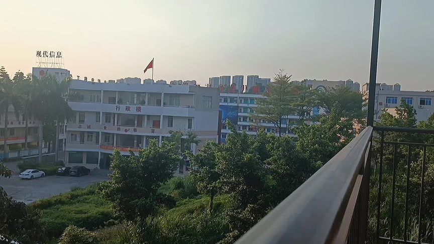 学校场景实拍#美得很自然