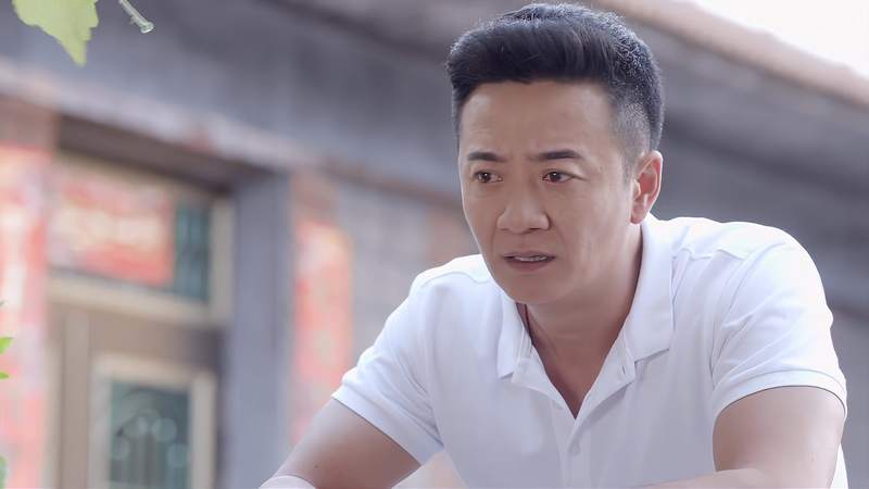 乡村情感:村花被逼学低俗表演,小伙忍不住替她说话,男人味十足