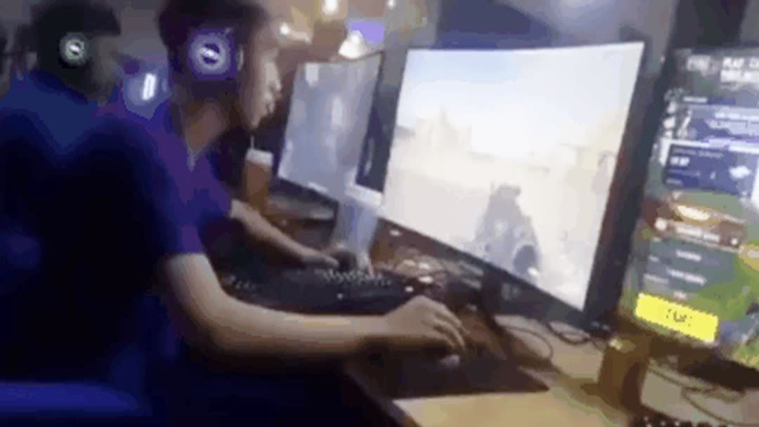 幸亏这鼠标线够长,要不都不够你操作的,是个职业选手的料