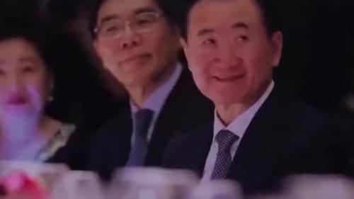 老总公司年会演唱,一看就是年轻时候扛过喇叭的