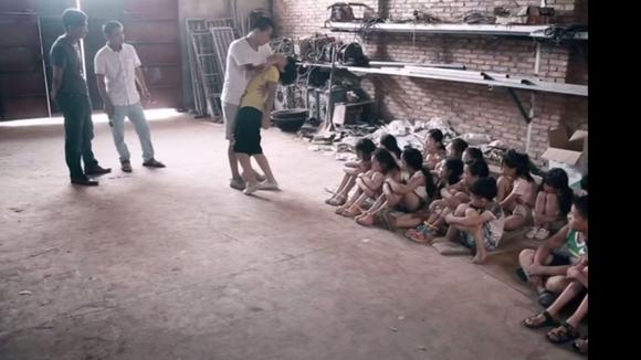 影视:被拐卖的孩子沦落到天桥上乞讨,不敢逃跑背后竟然有人操控