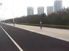 【惨烈车祸】 轿车高速逆行 横扫自行车队 5死2伤 !【转发】