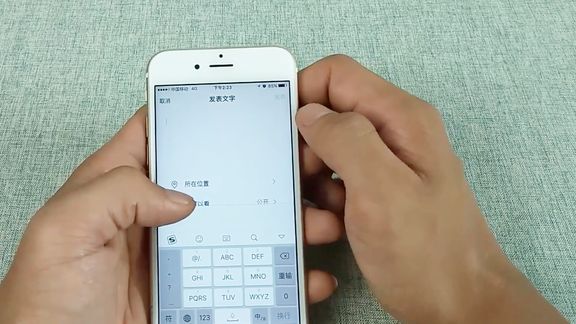 第一次知道微信动态还可发送定位,这波操作很强势,看完试试