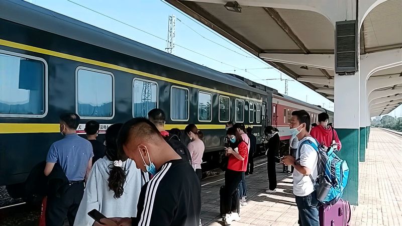 10月26日,k1620次列车驶入中国脐橙之乡信丰县