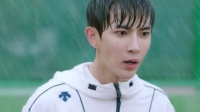 妹妹昏倒在雨中，校草一个公主抱送到医院，满脸的心疼！