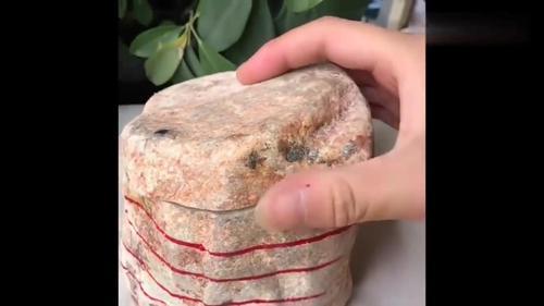 翡翠原石切开的一瞬间,和想象中的不一样