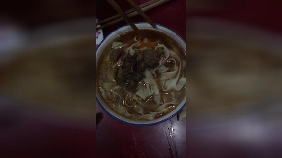 河南板面这一碗的牛肉用量,快超过兰州拉面店一年的用量,真香啊