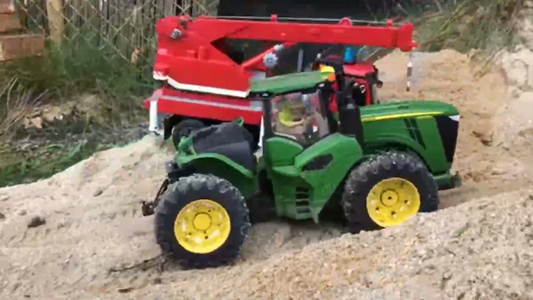 少儿卡通,工程车玩具动画,超级拖拉机在草地和沙地行驶