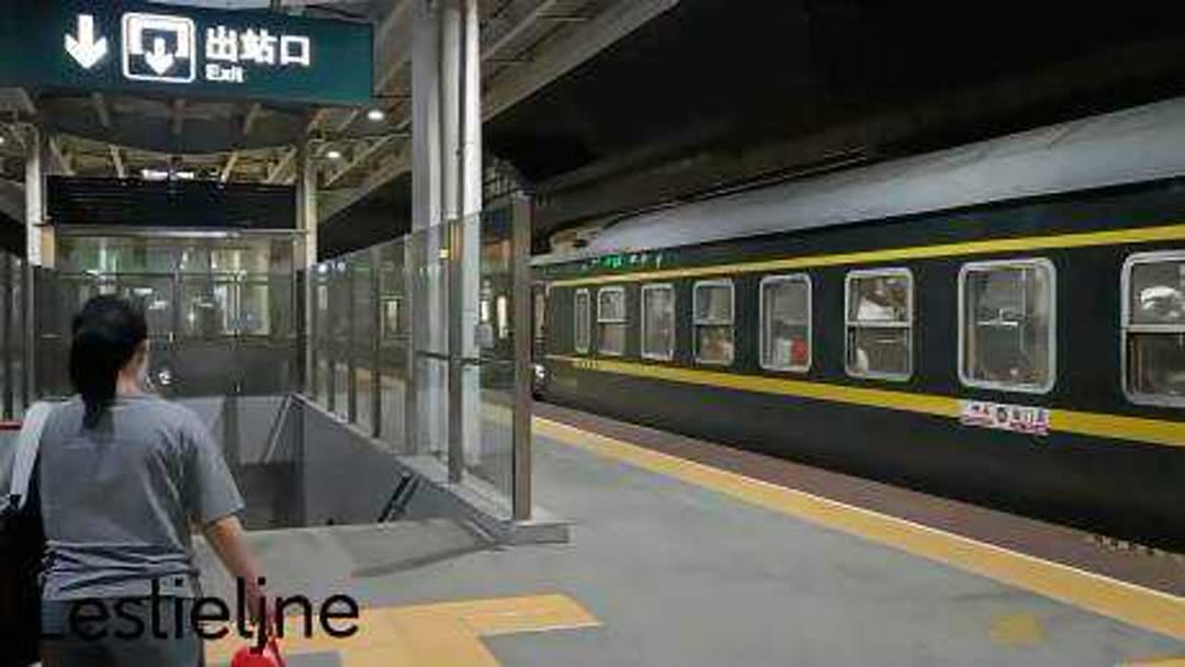 都市追梦人的匆匆背影,与缓缓出站的K297次列车形成鲜明的对比!