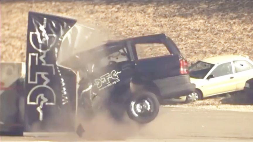 200公里/小时,撞车会咋样?真车碰撞测试实拍!开车请控制好车速