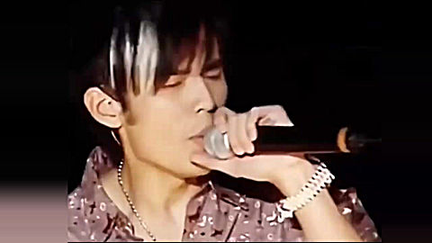 周杰伦《外婆》2004年无与伦比演唱会现场版。