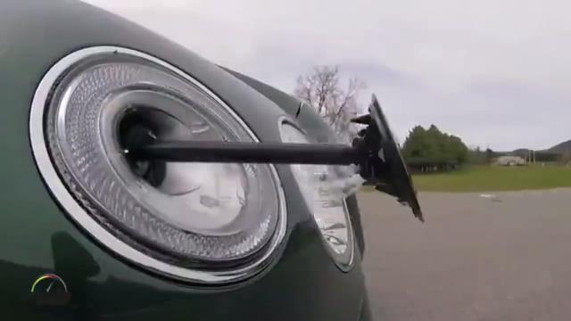 宾利就是不一样,车子在运行时,前大灯也能自动清洗!