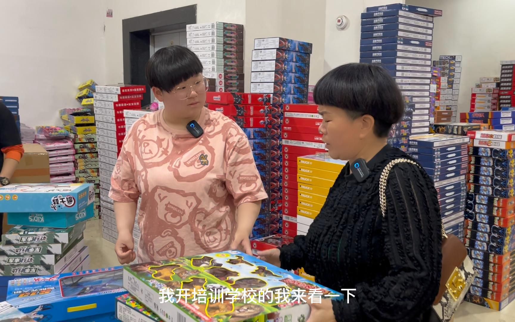 在外面卖几百八十,厂家拿货十几块,上百个款式,培训班开业礼品地推...