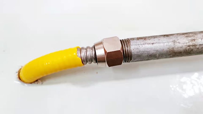 镀锌铁管怎么接不锈钢管?外行电工缠胶布,只有内行电工才做接头