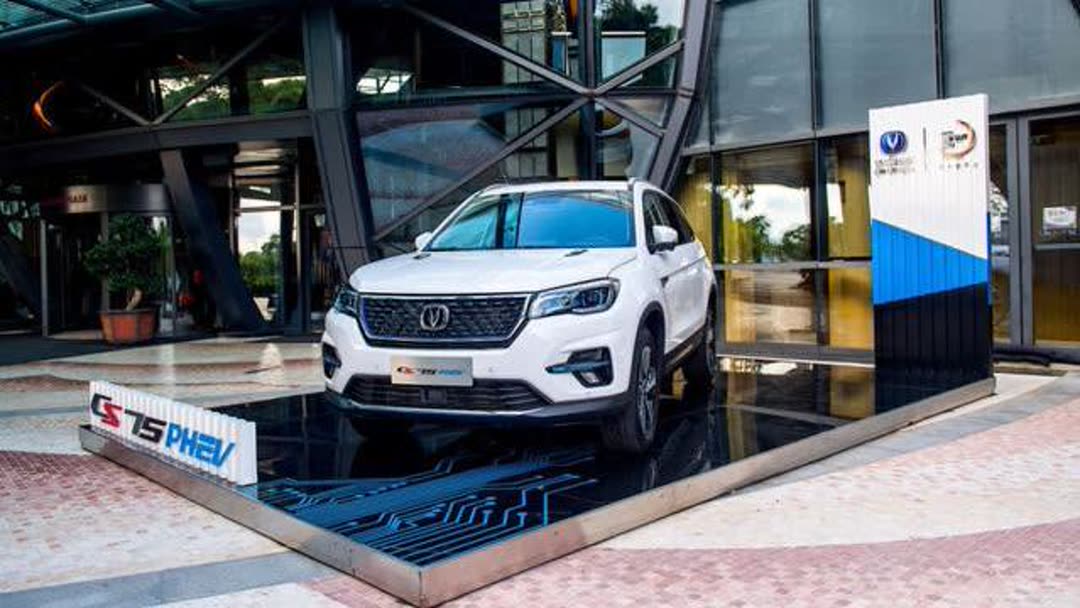 综合续航880KM 百公里油耗1.6L 试驾长安CS75插电混动SUV