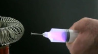 用针筒吸收特斯拉线圈产生的等离子体,这原理真不懂!