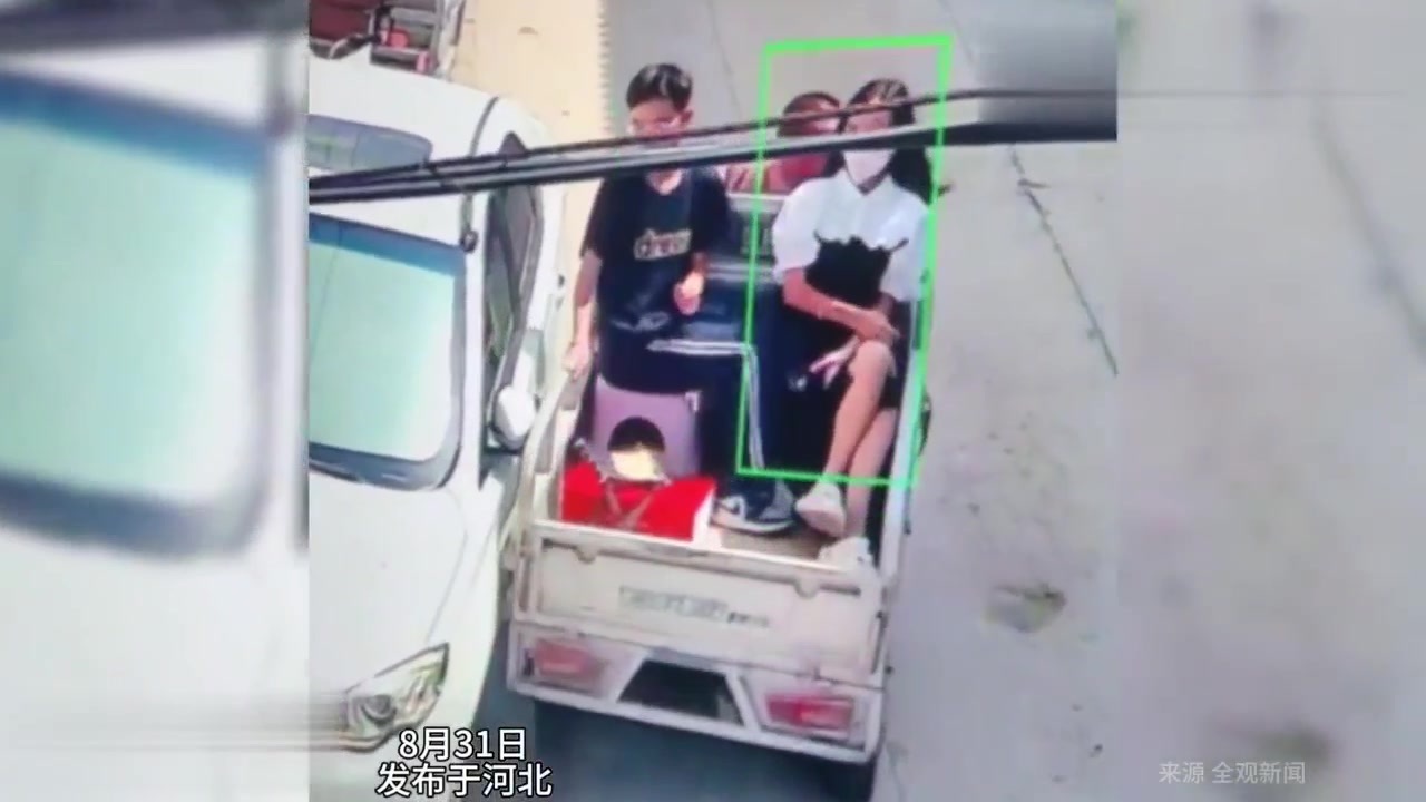 电动三轮倒车剐蹭路边车辆,车斗里俩人淡定坐着