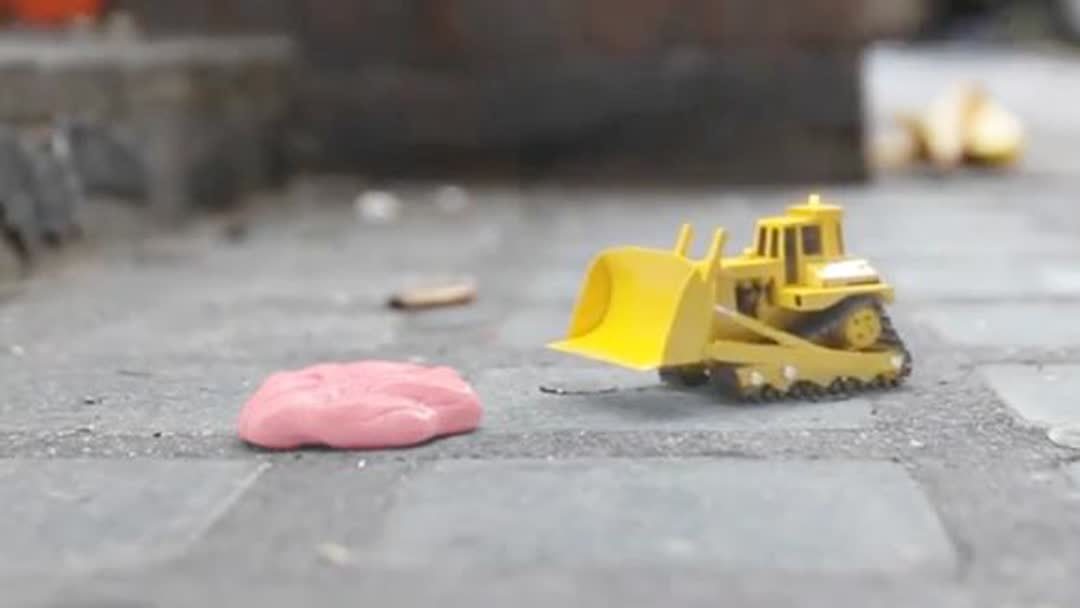 人类在街边发现一个奇妙的微小世界,这里的挖据机与泡泡糖一样大