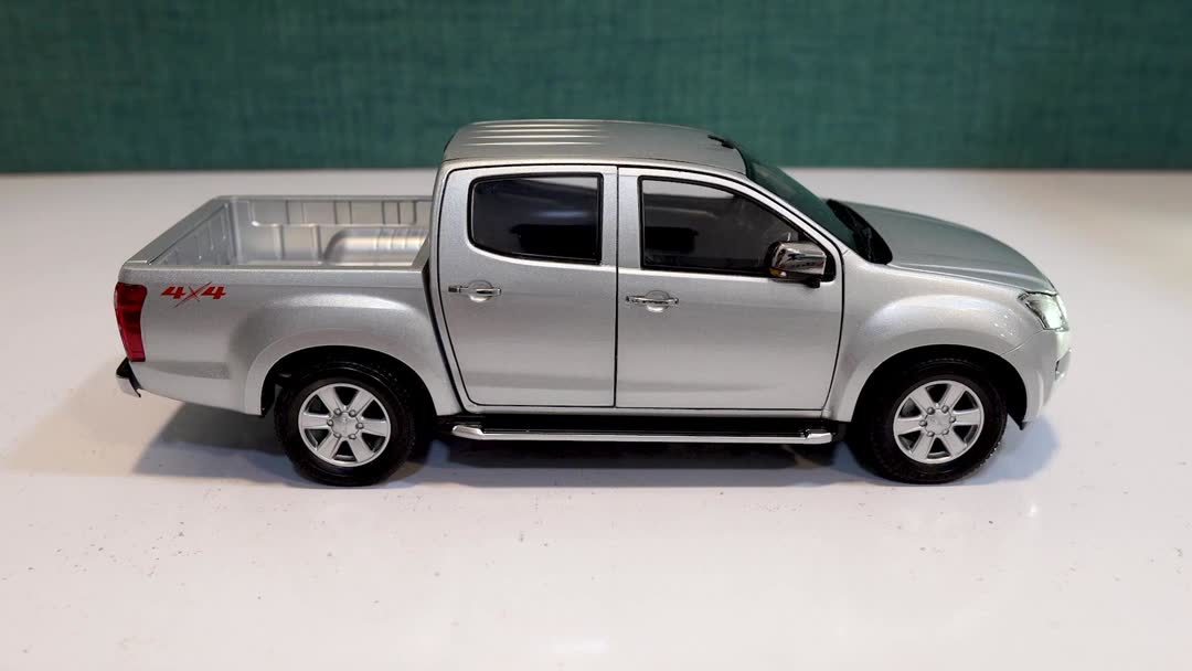 拆箱 五十铃D-MAX 雪佛兰科罗拉多1:18比例 压铸模型车