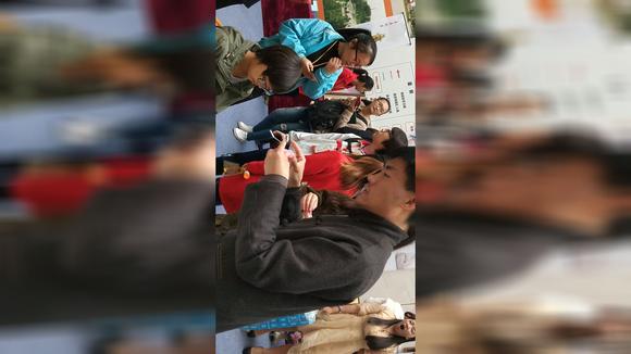 老师教面塑,同学们学习超级认真