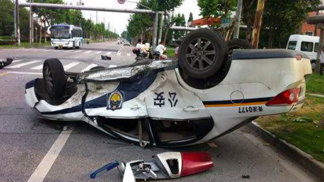 最彪悍的酒驾司机,一言不合直接将特警车撞翻,网友:送人头!