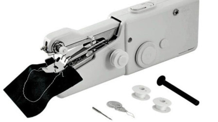日本发明一款迷你的缝纫机,外形看似一款订书机,装上电池就操作