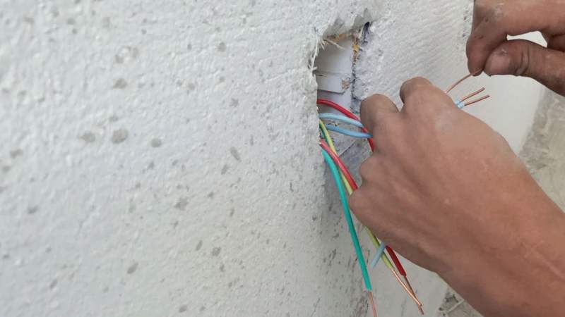 老电工现场教你插座线盒接电线,尤其最后电线接头处理是亮点