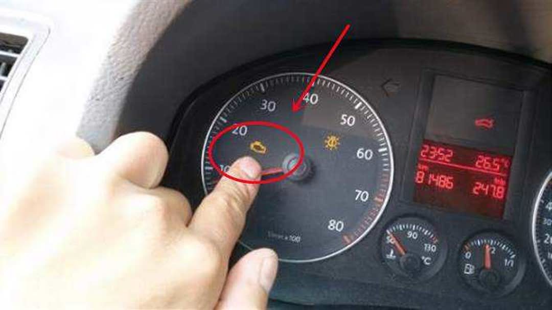发动机故障灯突然亮起怎么办?先别着急,教你一招轻松搞定