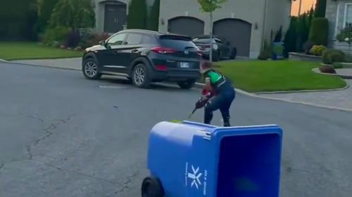 把垃圾桶当成打球的工具,家长还不敢上前制止