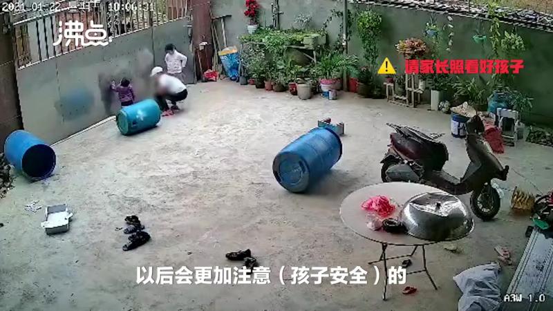 【时刻警惕!#3岁男童被拴门绳勒脖吊挂致昏迷# 几经挣扎险些酿悲剧...