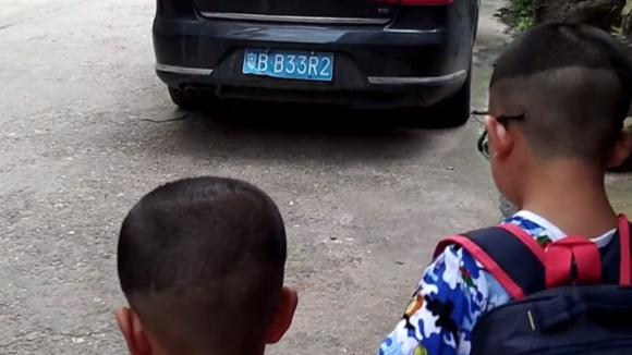 为了通过实名认证送完小孩立马跑移动总公司结果呢