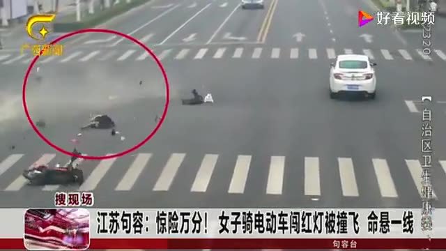 女子骑电动车闯红灯,被轿车撞飞,监控记录惨烈一幕