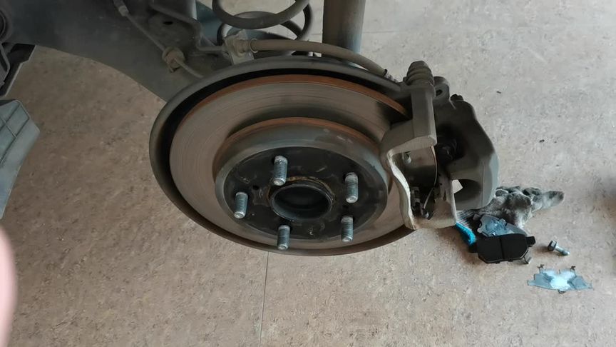 丰田卡罗拉变速箱更换波箱油,四轮全车保养换刹车皮