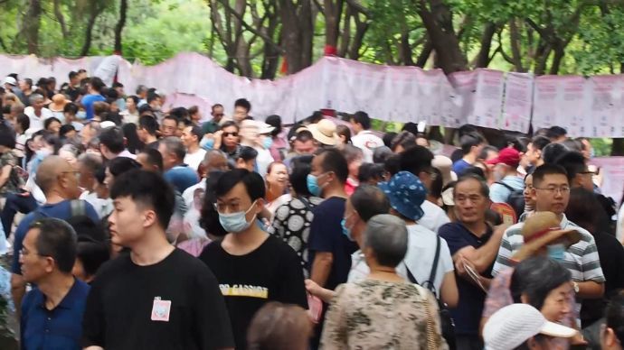 果然视频|济南千佛山相亲会气氛热烈,许多人忙着留微信电话