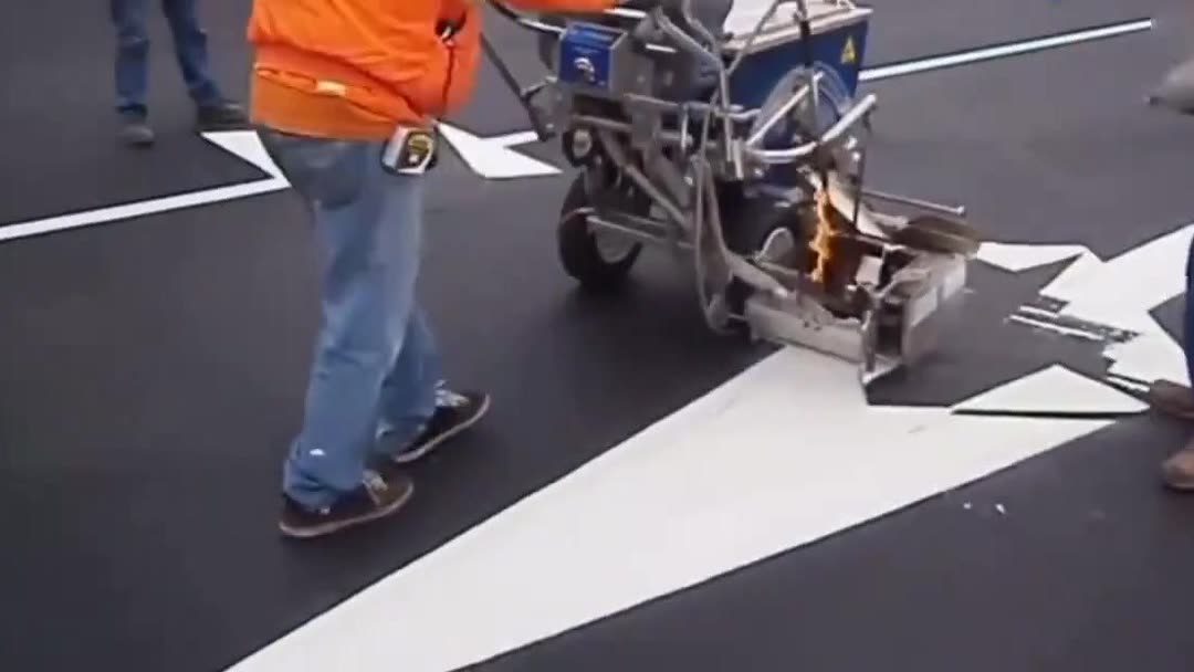 原来马路上的箭头是这样画出来的,很多人都不知道吧