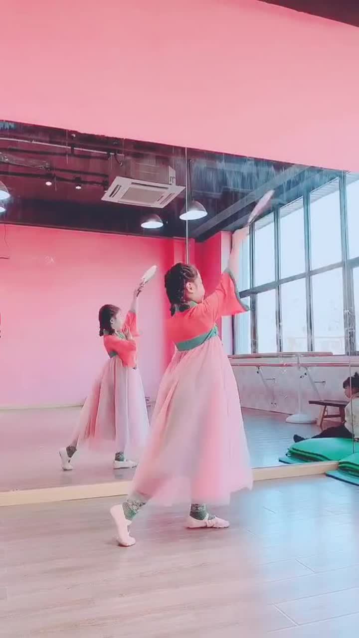 这么美的舞舍不得删Ps:(角落里收获一枚可爱的小迷妹)