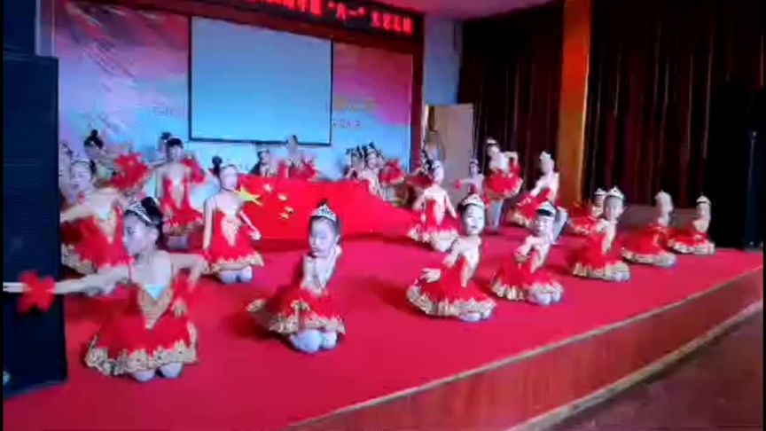 代表学校去镇上演出一点都不胆怯,棒棒哒ߑ�ߑ�ߑ�#六一舞蹈