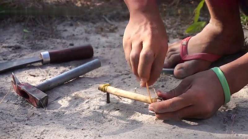 小伙用橡皮筋木棍竟能发挥出这作用