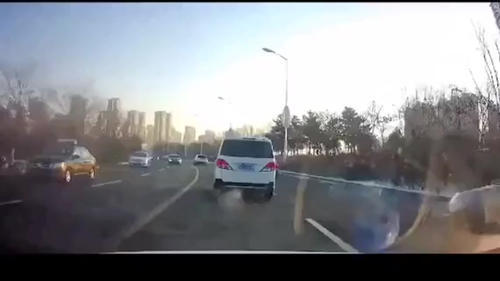 行车记录仪:箱货倒车不看后视镜的吗?我也是服了