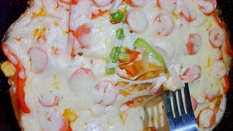 厨师长教你家庭自制披萨的做法,撒上芝士,营养解馋,比快餐店香