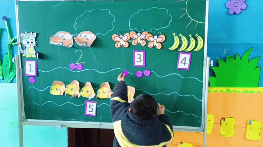 幼儿园小班数学《认识数字1～5》老师认真准备教具