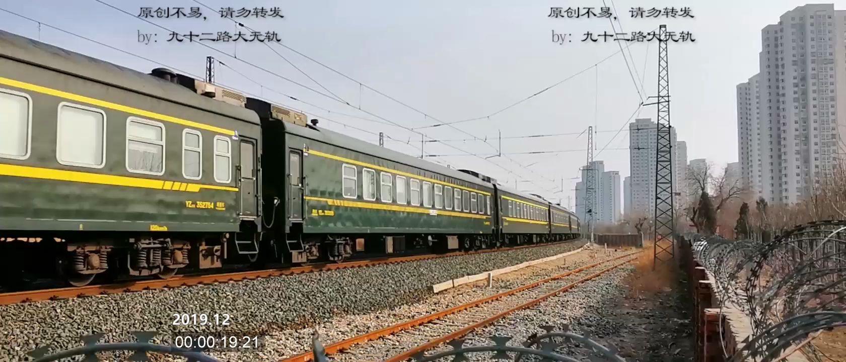 哈尔滨开往昆明的k728次火车,从弯道后出现,开往天津站