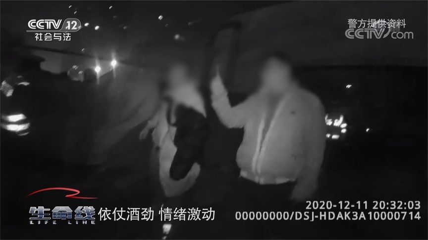 交警打人啦!跪地撞头狂吼打交警 司机老实伏法 乘客强行加戏