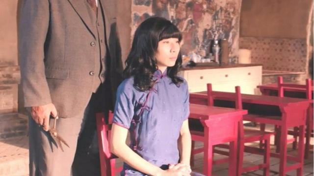 为了发展教育,学校不惜撒下弥天大谎,不料把年轻女教师害惨了!