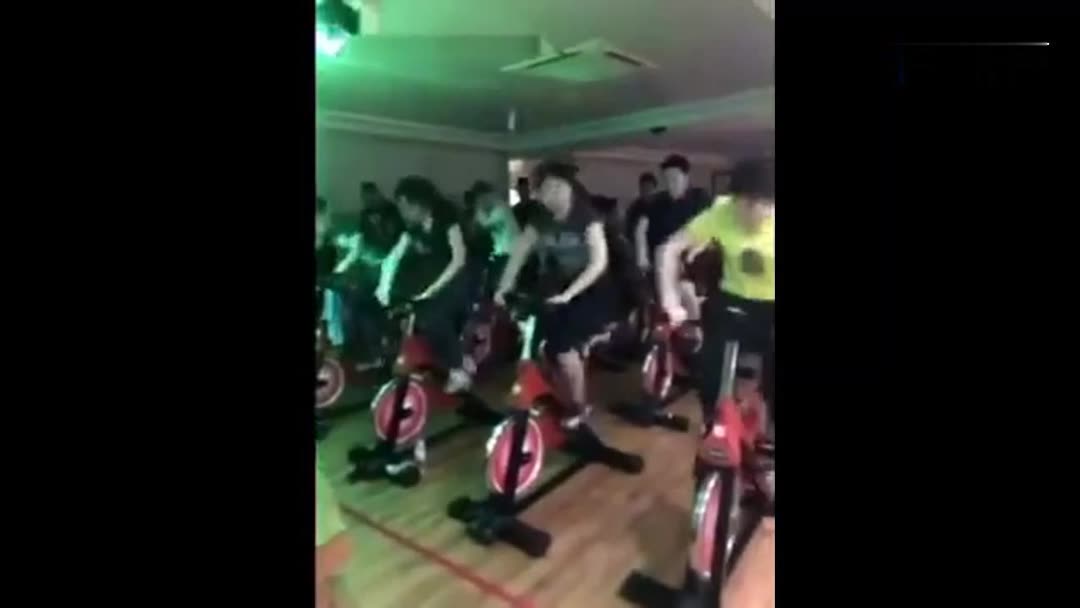 这健身房里的动感单车太给力了!