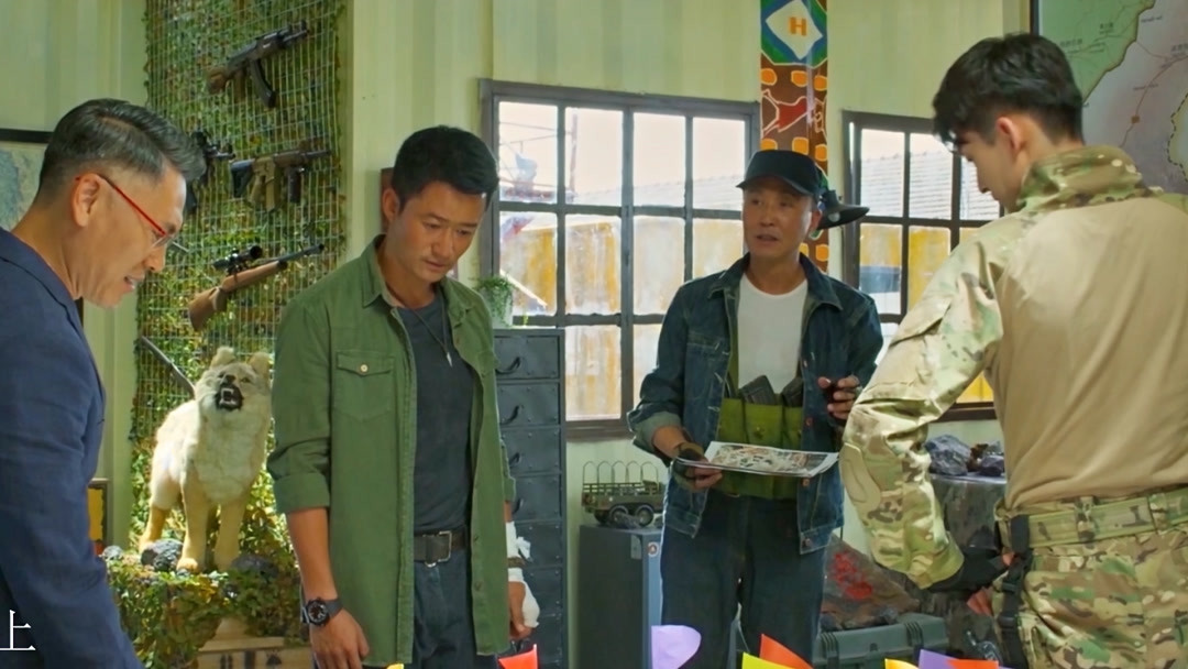 战狼特种兵海外营救华侨,救了整个工厂的人,自己却染上病毒
