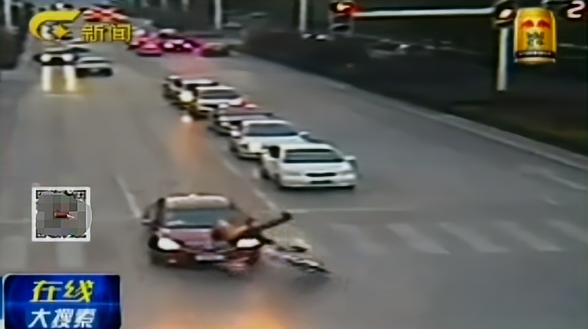 轿车与电动车相撞,电动车当场被撞飞,监控视频记录画面