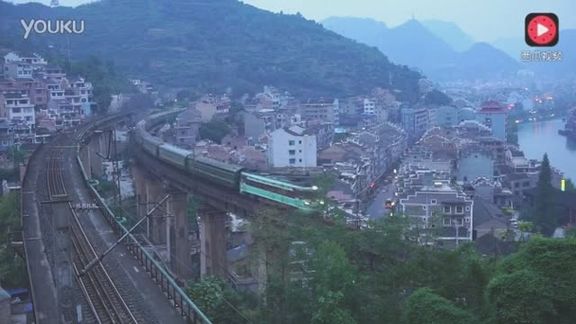 贵州铁路奇观,绿皮火车竟然穿行在村寨之上