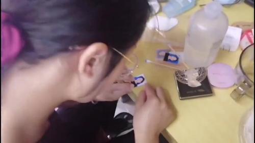 白底照片手动变蓝底,果然还是女大学生的脑子灵活